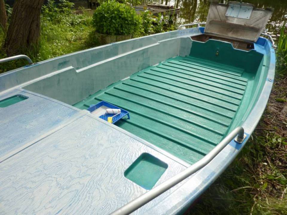 Repairing a polyester boat with epoxy and glass fabric